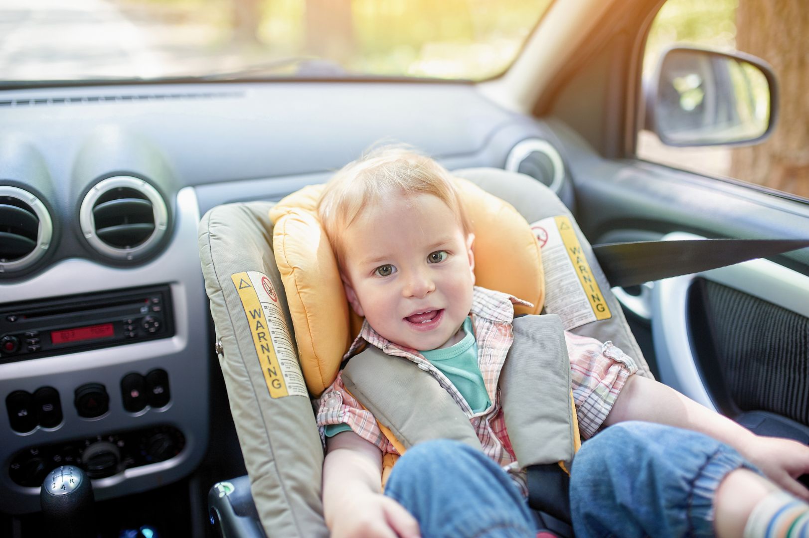 Wann dürfen Kinder im Auto vorne sitzen?